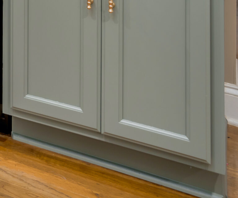 Should Quarter Round Molding Match Kitchen Cabinets or the Floors?